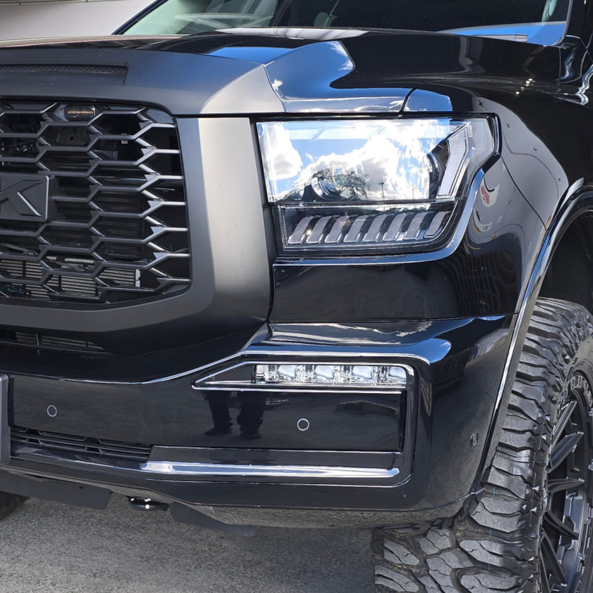 TANK 500 BLACKOUT FRONT FOG LIGHT SURROUNDS – Savage Tech Australia