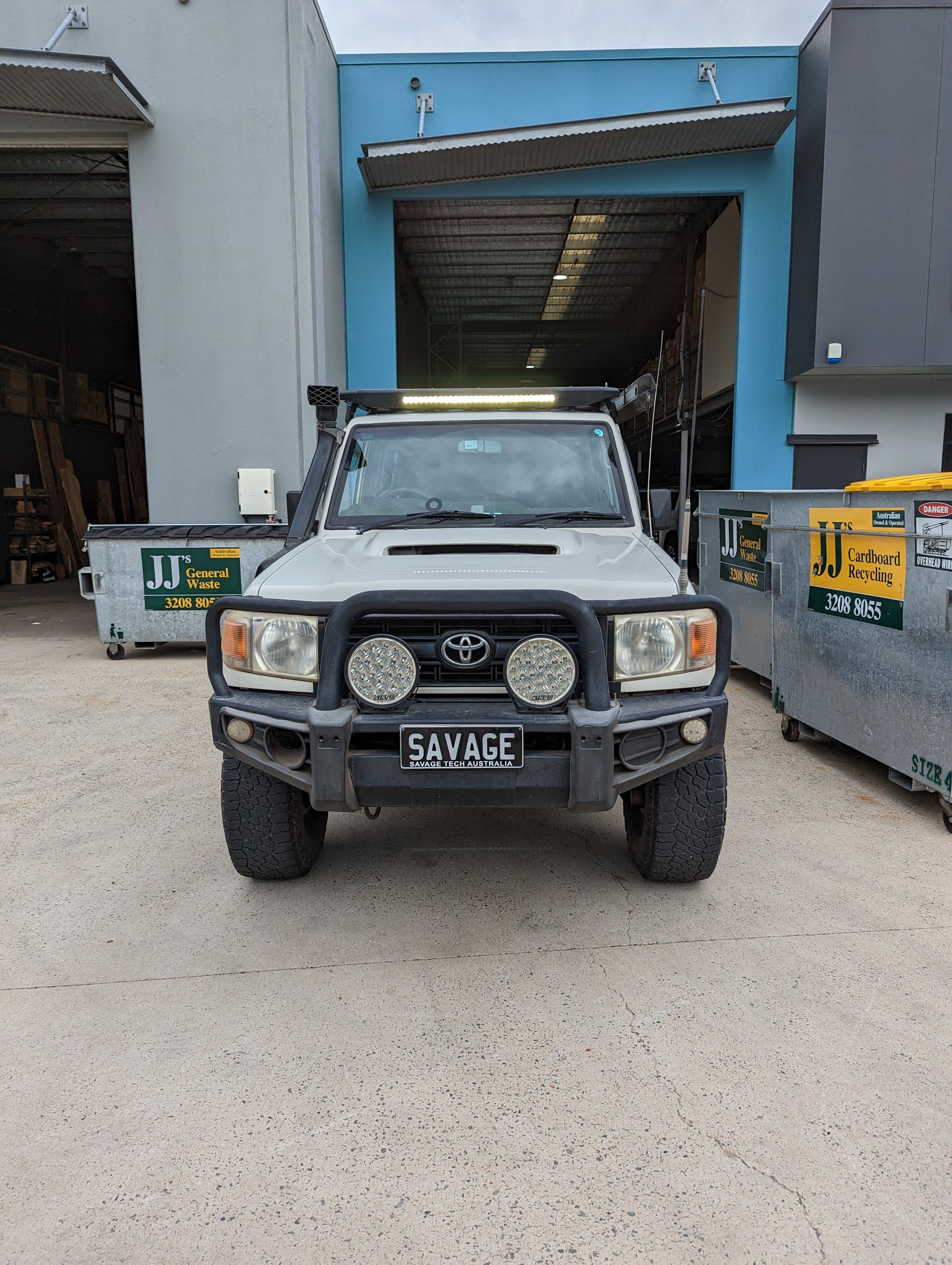 TOYOTA LAND CRUISER LC76 ROOF PLATFORM WITH INTEGRATED LIGHT BAR ...