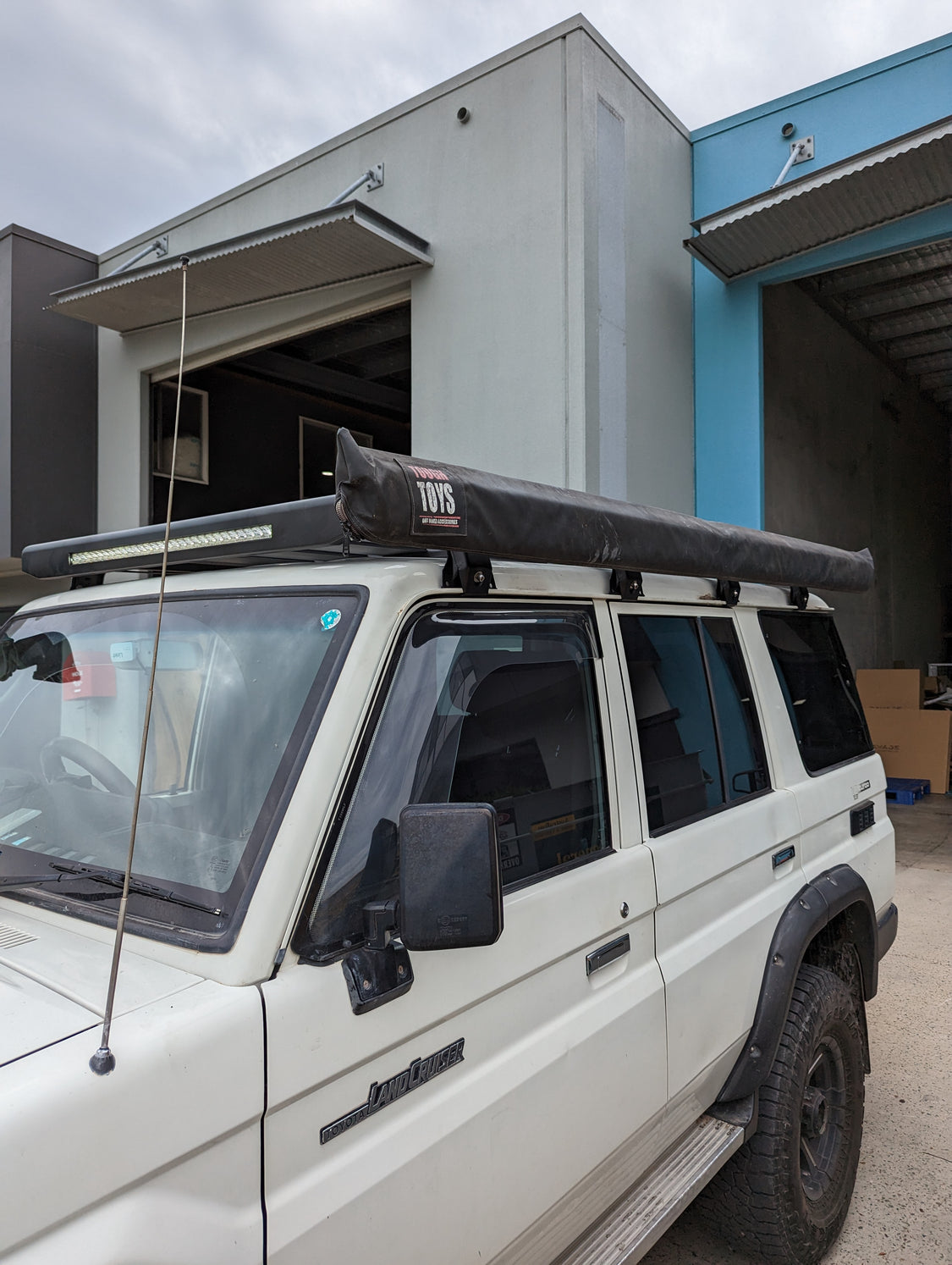 TOYOTA LAND CRUISER LC76 ROOF PLATFORM WITH INTEGRATED LIGHT BAR ...