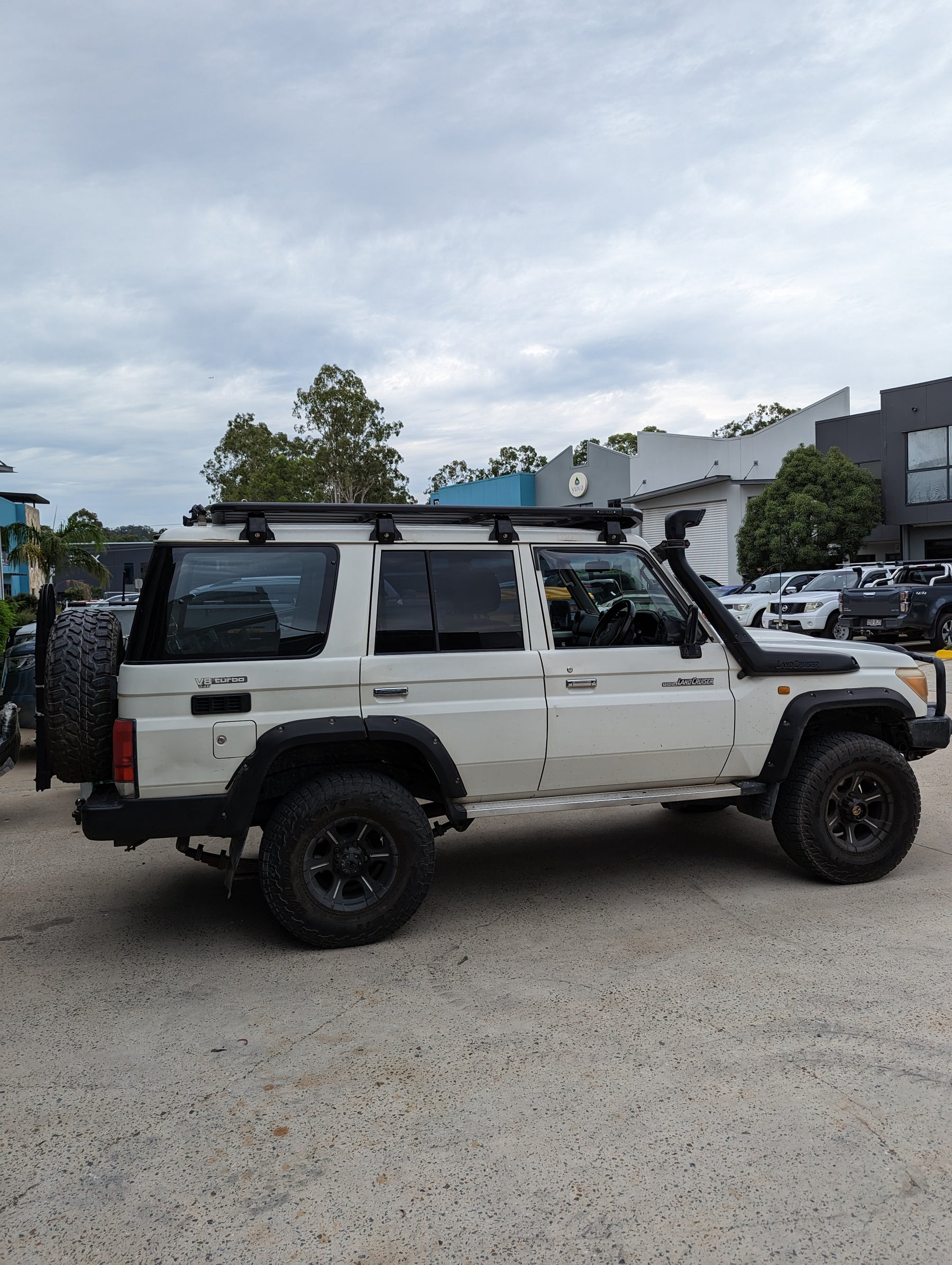 TOYOTA LAND CRUISER LC76 ROOF PLATFORM WITH INTEGRATED LIGHT BAR ...